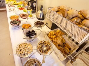Café da manhã com buffet todos os dias mediante uma taxa