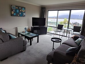 Apartamento | Área de estar | TV, aparelho de som