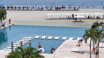 Piscina externa, espreguiçadeiras