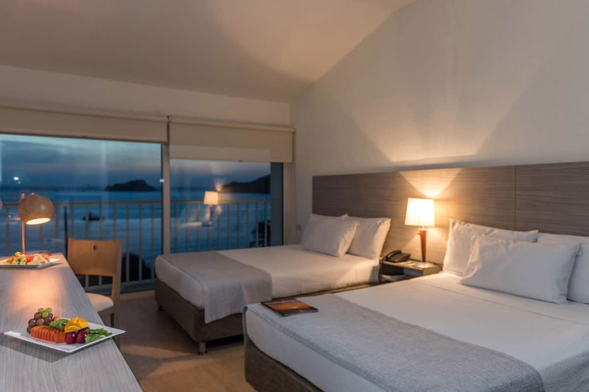 Minibar, cofre no quarto, secretária, quartos insonorizados