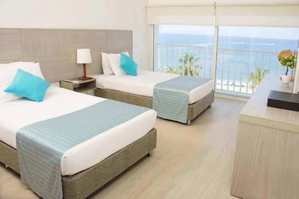 Minibar, cofre no quarto, secretária, quartos insonorizados