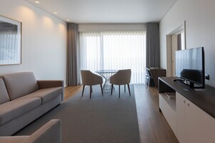 Suite, vista para o mar | Minibar, cofre no quarto, secretária, quartos insonorizados