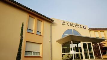 Um edifício com uma placa que diz "LE CAUSSEA".