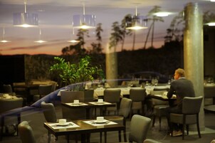 Pequenos-almoços, almoços, jantares servidos, com vista para o jardim 