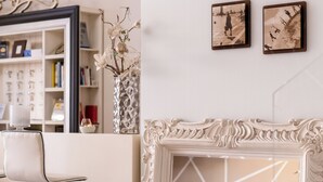 Um interior moderno com um espelho grande e ornamentado, um espaço de bar e uma área de estar.