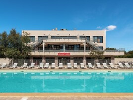 Piscina externa sazonal, funciona das 10h às 19h, espreguiçadeiras