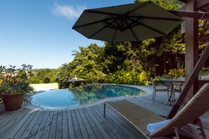 2 piscinas externas, espreguiçadeiras