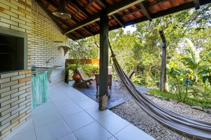 Duplex luxo, 2 quartos, sacada | Frigobar, cofres nos quartos, ferros/tábuas de passar roupa