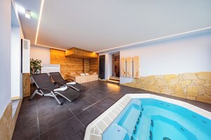 Banheira de hidromassagem interior