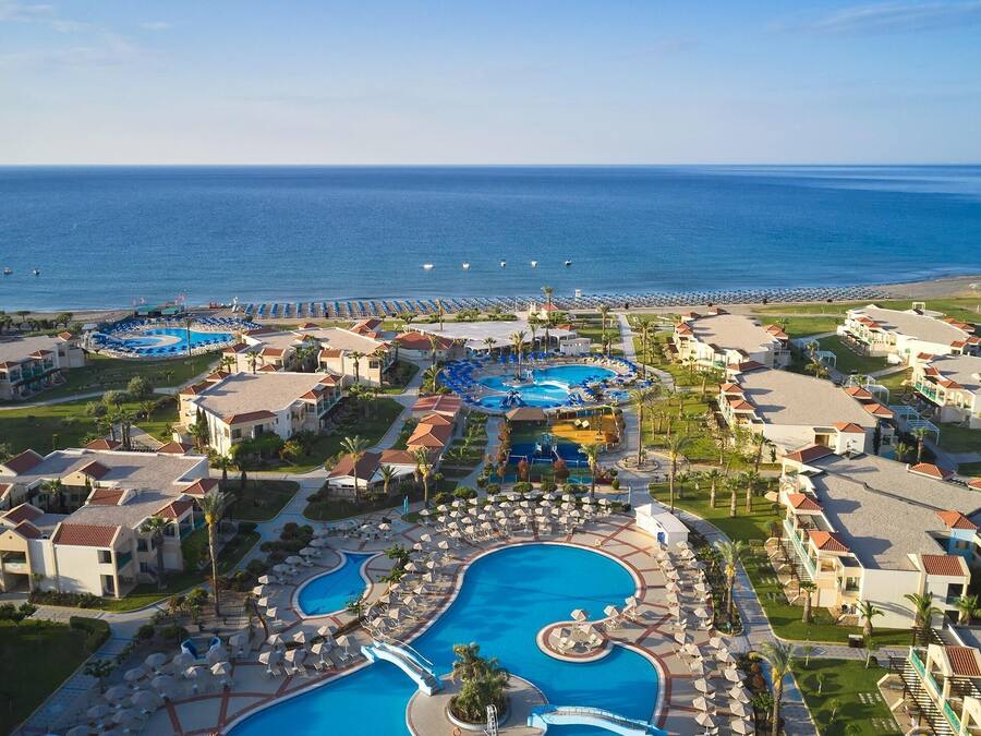 Piscina interna, piscina externa sazonal, guarda-sóis, espreguiçadeiras