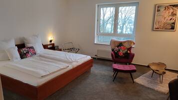 Quarto casal | Cofres nos quartos, escrivaninha, ferros/tábuas de passar roupa