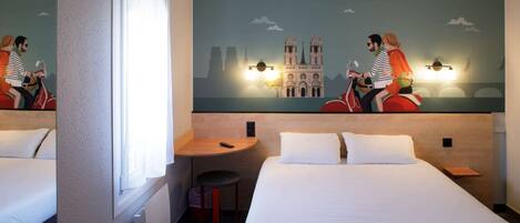 Quarto de hotel com duas camas, uma escrivaninha pequena e um mural retratando uma paisagem urbana com pessoas em uma motocicleta.