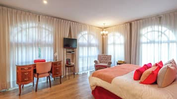 Quarto Duplo Deluxe | Camas de colchão pillowtop, minibar, cofre com capacidade para portátil
