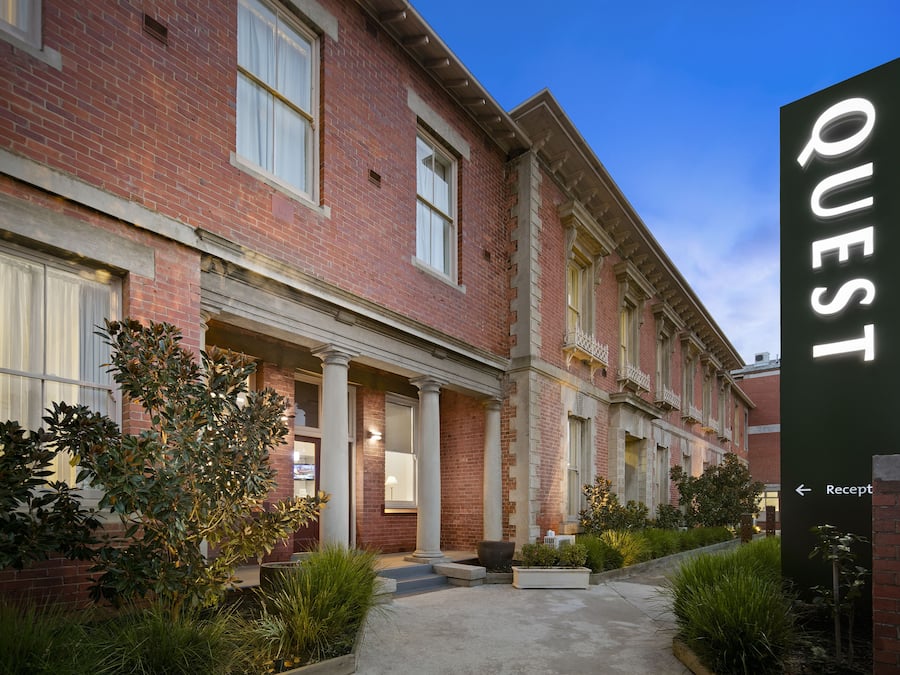 Fachada da propriedade à noite