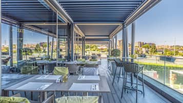 Serviço de café da manhã, almoço, jantar; vistas para a piscina