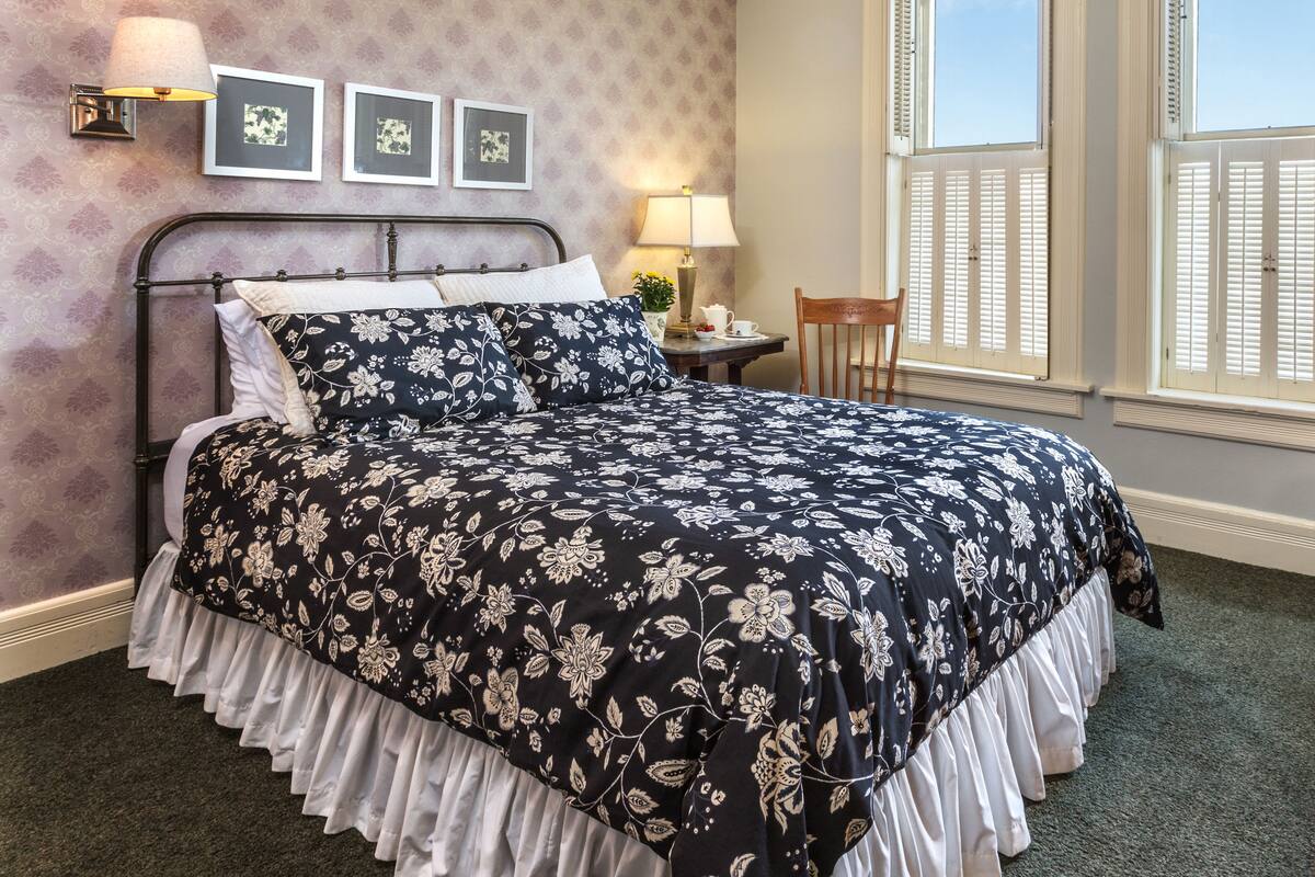 Quarto, 1 cama queen-size | Roupa de alta qualidade, edredões de penas, ferro/tábua de engomar 