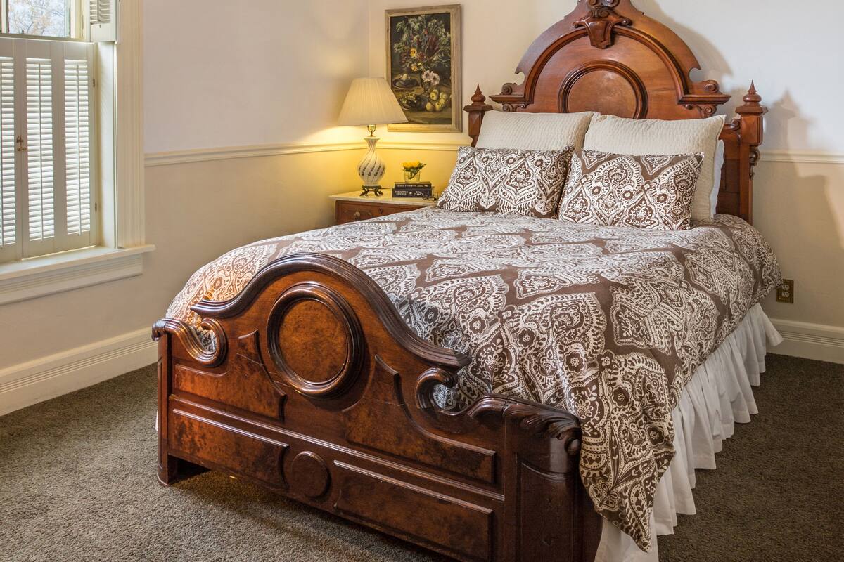 Quarto, 1 cama queen-size, banheira de hidromassagem | Roupa de alta qualidade, edredões de penas, ferro/tábua de engomar 