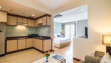 Deluxe Suite with kitchen and bathtub | Área de estar | TV LED 32 polegadas com canais a cabo, TV, DVD player