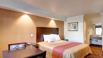 Quarto standard, 1 cama King, para fumantes (Non-Smoking and Smoking Available) | Cortinas blackout, Wi-Fi de cortesia, roupa de cama