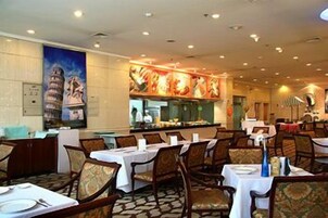 4 restaurantes: servem pequenos-almoços, almoços e jantares