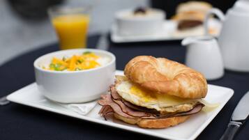 Pequeno-almoço completo diário mediante uma taxa