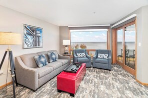 Apartamento em Condomínio Fechado, 1 quarto, vista para o lago | Sala de estar | TV de ecrã plano 