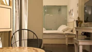 Quarto superior | Banheiro | Chuveiro com efeito de chuva, secador de cabelo, toalhas de banho