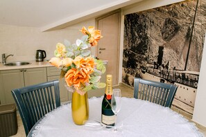 Apartamento standard, 1 quarto | Cozinha privada | Geladeira, micro-ondas, cafeteira/chaleira, chaleira elétrica