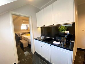 Apartamento Exclusivo, 2 quartos | Cozinha privada | Um frigorífico, um micro-ondas, uma cafeteira/bule 