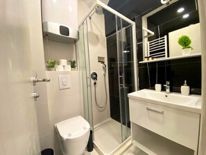 Apartamento exclusivo, 2 quartos | Banheiro | Chuveiro, produtos de toalete grátis, secador de cabelo, chinelos