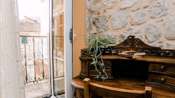 Apartamento superluxo, 2 quartos, sacada | 1 quarto, roupas de cama premium, frigobar, individualmente decorados