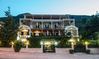 Fachada do alojamento (tarde/noite)