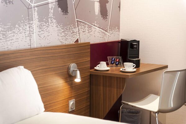 Quarto casal standard | Escrivaninha, quartos à prova de som, ferros/tábuas de passar roupa