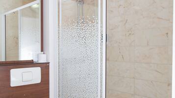 Quarto Duplo Standard | Casa de banho | Um polibã, artigos de higiene pessoal grátis, um secador de cabelo
