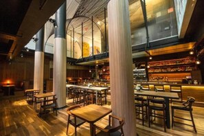 Servem pequenos-almoços, almoços, jantares e brunches (fins de semana)