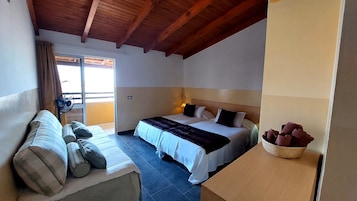 Quarto Triplo, varanda | Cofre no quarto, cortinas/cortinados opacos, roupa de cama fornecida