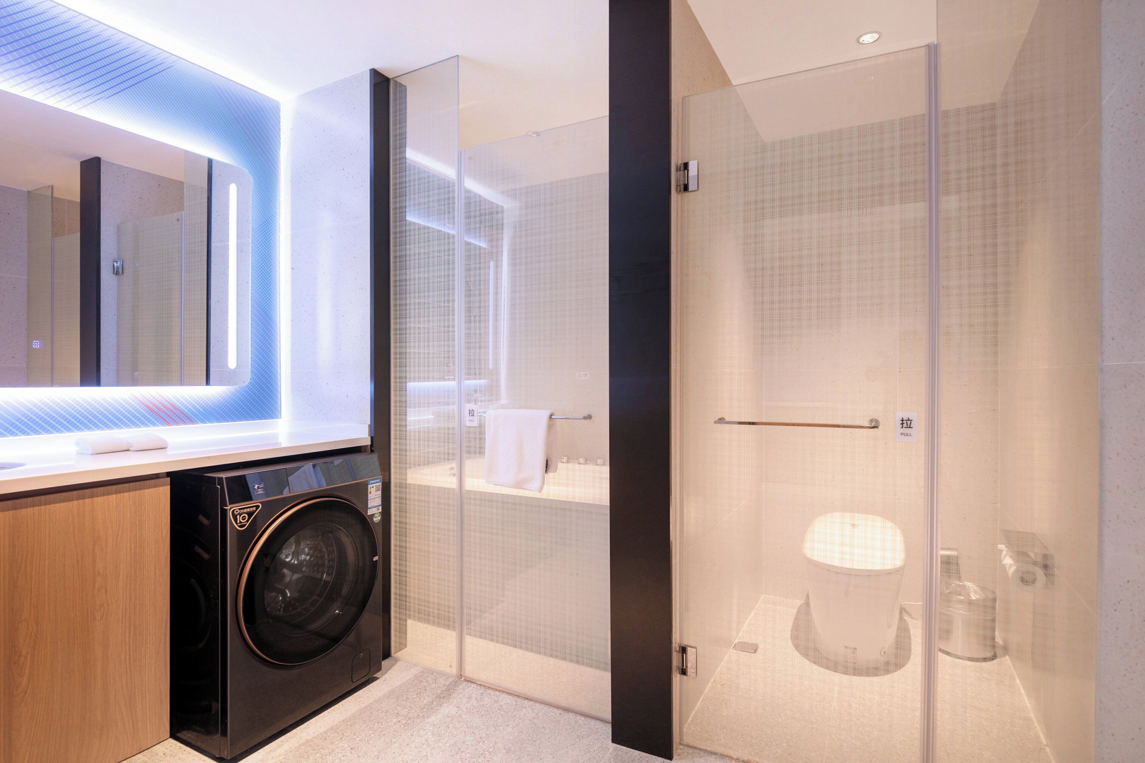 Suite, 1 quarto | Casa de banho | Um polibã, artigos de higiene pessoal grátis, um secador de cabelo 