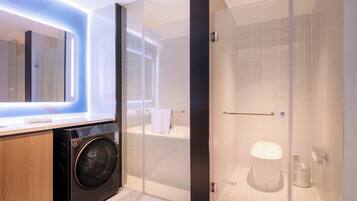 Suite, 1 quarto | Casa de banho | Um polibã, artigos de higiene pessoal grátis, um secador de cabelo