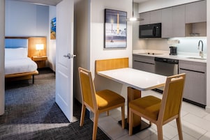 King, Suite, 1 quarto | Cozinha privada | Um frigorífico, um micro-ondas, uma placa de cozinha