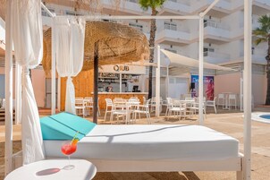 Bar à beira da piscina