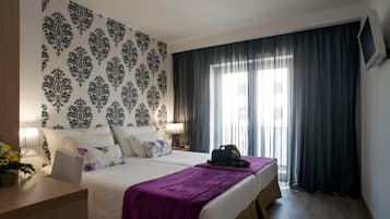 Edredões de penas, minibar, secretária, cortinas/cortinados opacos