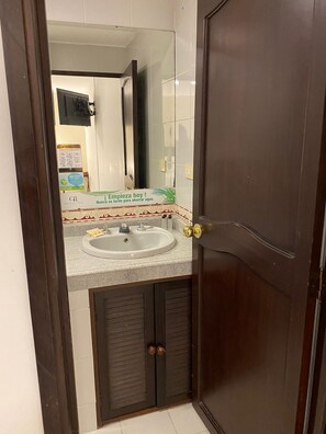 Cofre no quarto, secretária, ferro/tábua de engomar, Wi-fi grátis 