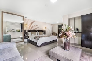 Suite Júnior, 1 cama king-size, varanda | Minibar, cofre no quarto, secretária, cortinas/cortinados opacos 