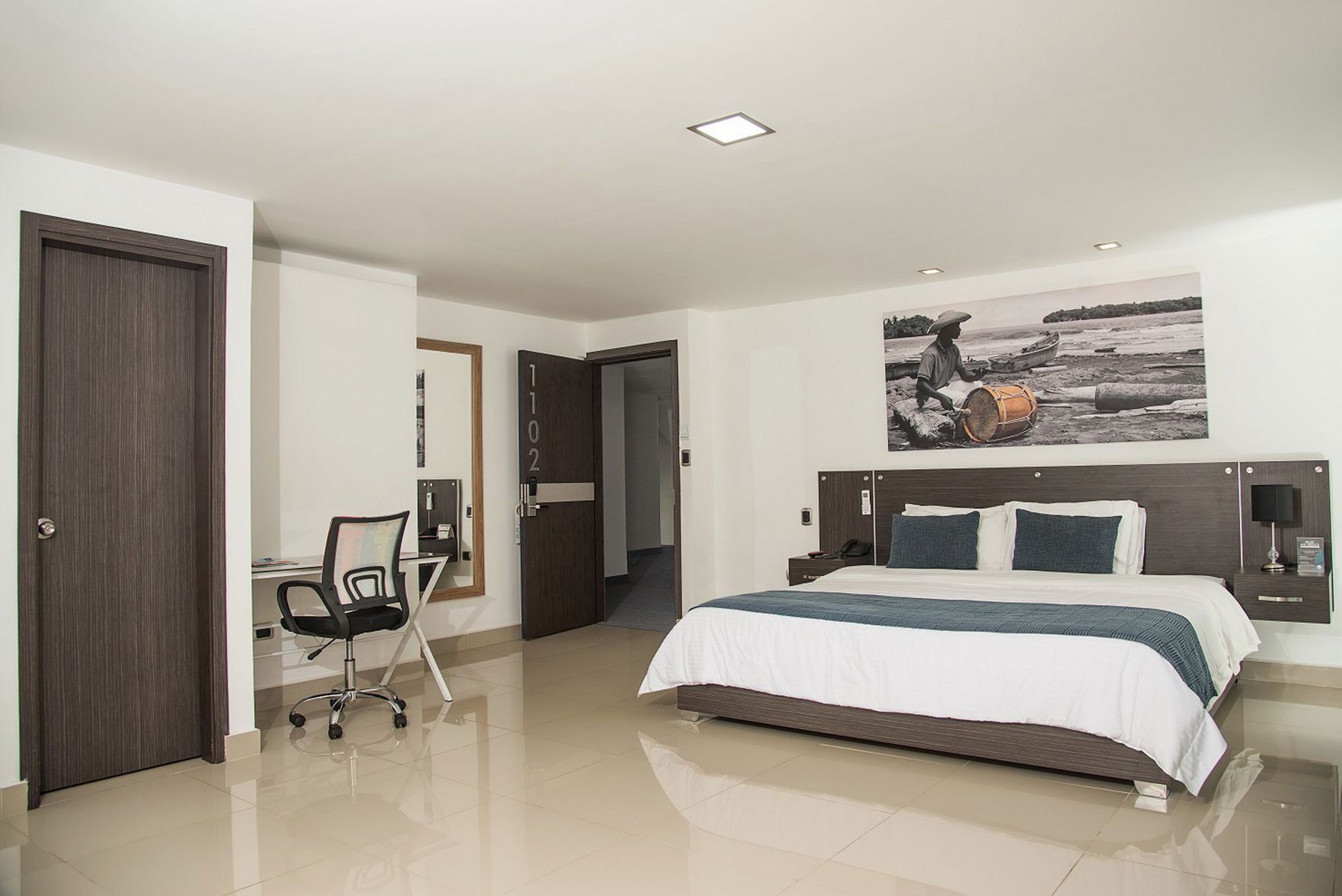 Minibar, cofre no quarto, secretária, cortinas/cortinados opacos 