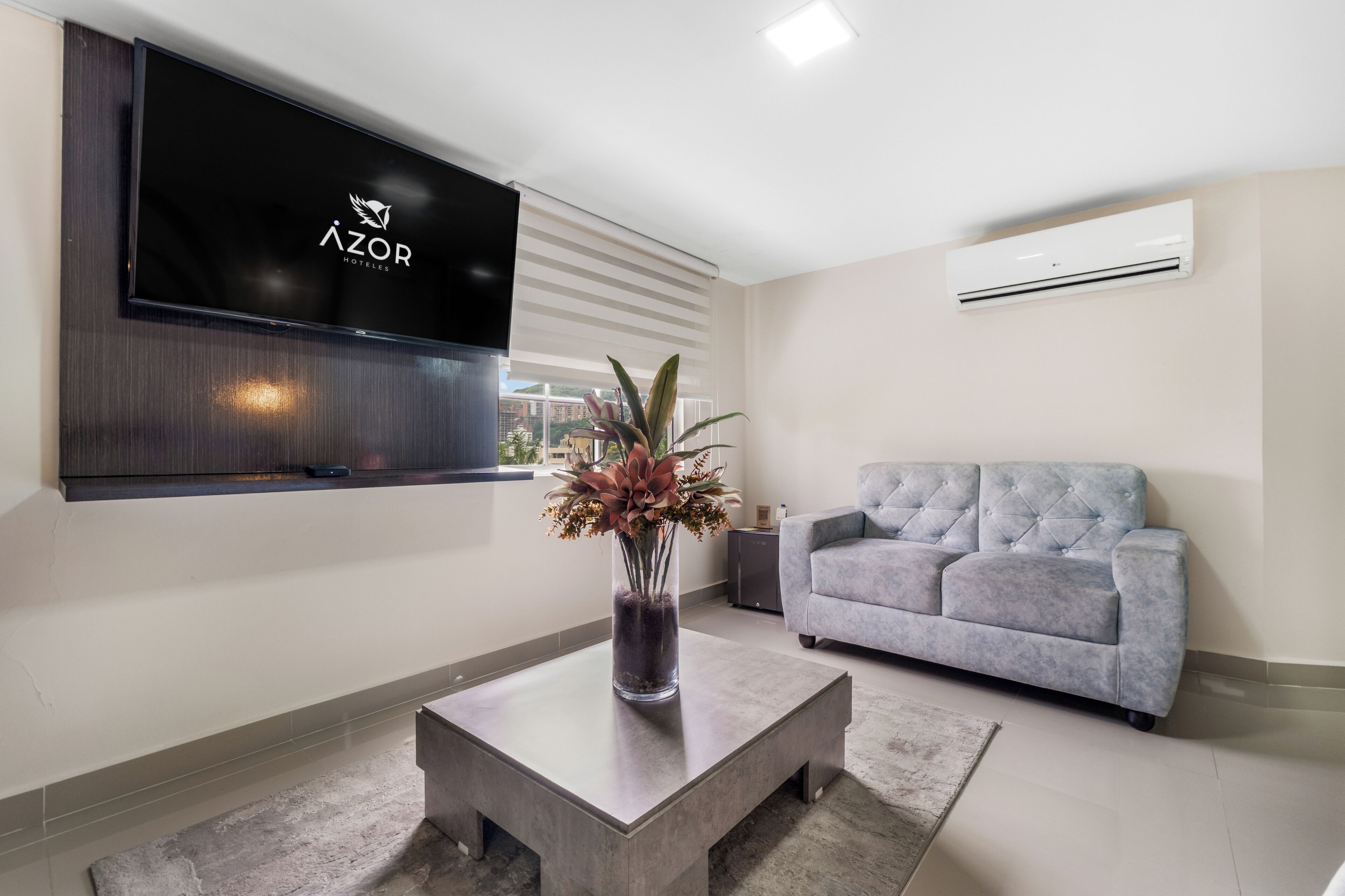 Suíte júnior, 1 cama King, sacada | Frigobar, cofres nos quartos, escrivaninha, cortinas blackout