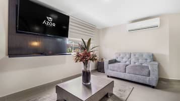 Suíte júnior, 1 cama King, sacada | Frigobar, cofres nos quartos, escrivaninha, cortinas blackout