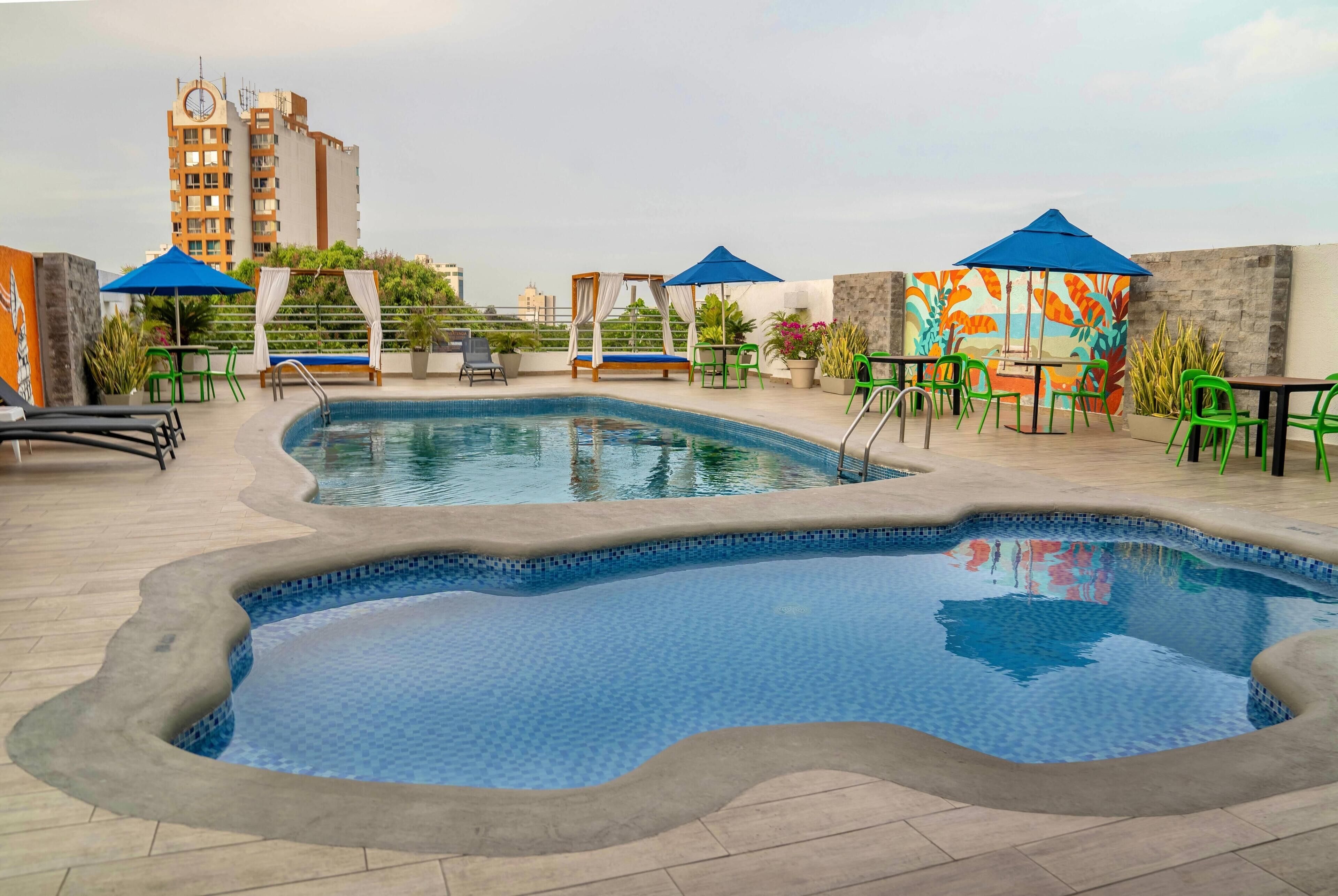 Piscina exterior, espreguiçadeiras 