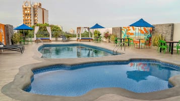Piscina exterior, espreguiçadeiras