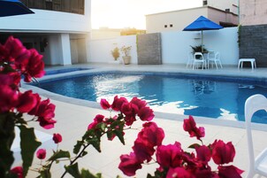 Piscina exterior, espreguiçadeiras 