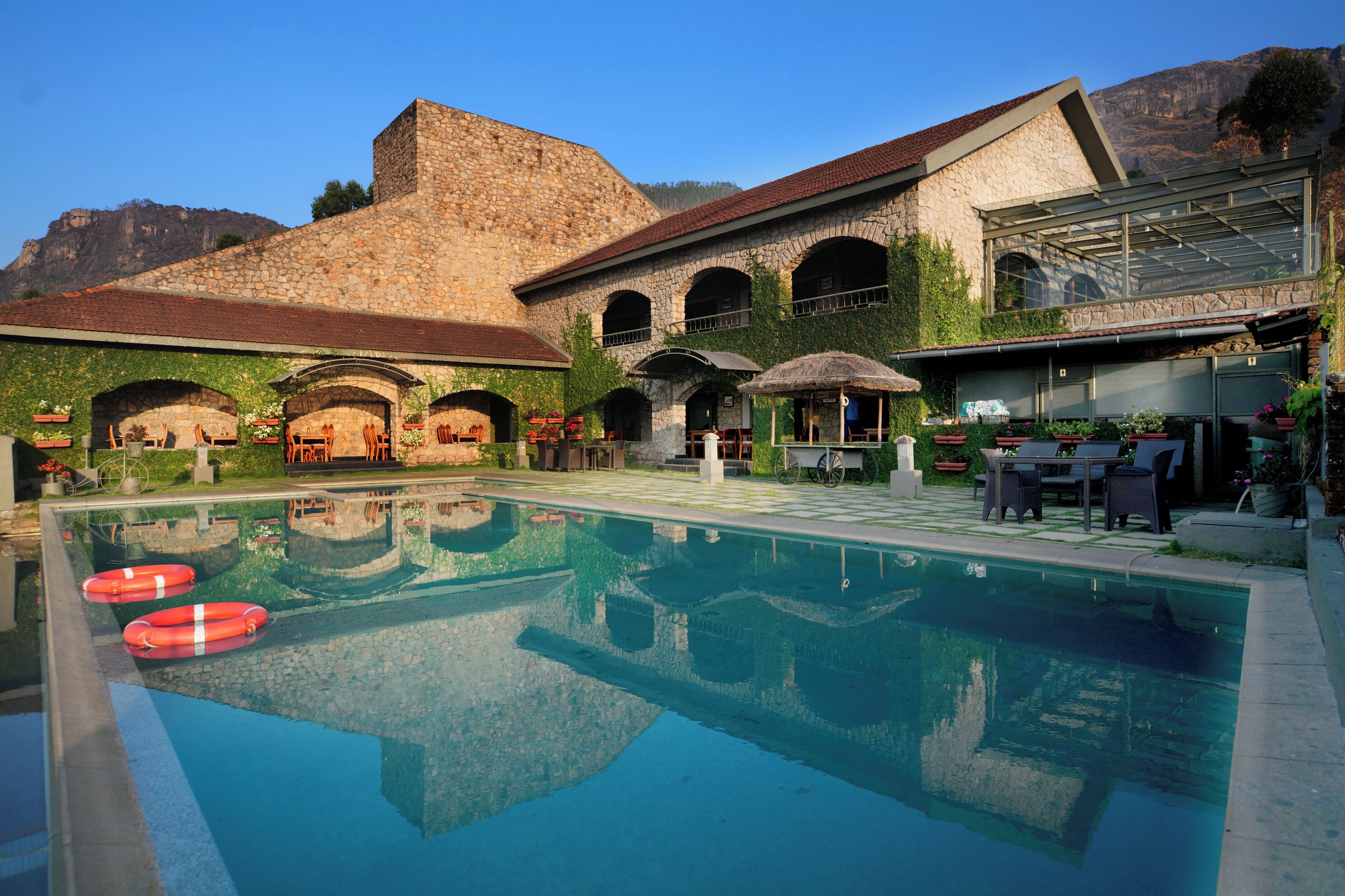 Piscina externa, guarda-sóis, espreguiçadeiras